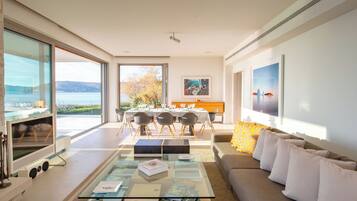 Vila, vista para o mar | Sala de estar | Smart TV 50 polegadas com canais via satélite, Netflix