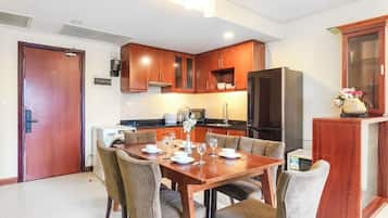 Apartamento clássico, vista para a cidade | Cozinha privada | Geladeira, micro-ondas, cooktop, talheres/pratos/utensílios de cozinha