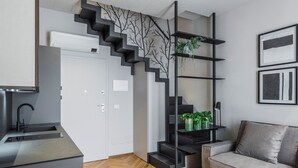 Cozinha moderna com uma pia embutida e uma escada com design de árvore.
