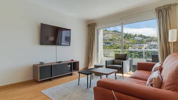 Apartamento Comfort, varanda, vista para a montanha | Sala de estar | Televisor de ecrã plano de 45 polegadas com canais por cabo
