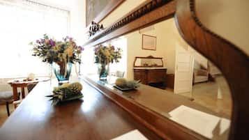 Apartamento Deluxe, 2 quartos | Cofre no quarto, cortinas/cortinados opacos, ferro/tábua de engomar