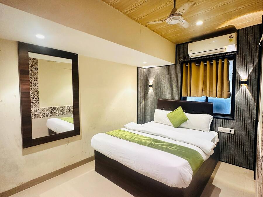 Quarto Duplo Deluxe | Secretária, secretária adequada para computadores portáteis