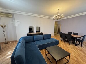 Apartamento de Luxo, varanda, vista para o mar | Sala de estar | Televisor LED de 109 cm com canais por cabo, piso aquecido 