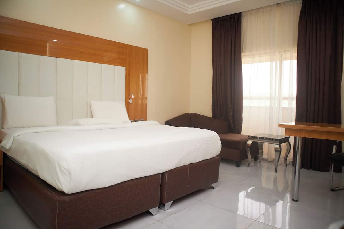 Quarto Individual Superior, varanda, vista para o parque | Secretária, secretária adequada para computadores portáteis