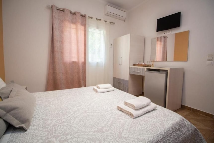 Deluxe Double Room Clean & Relaxing Stay Near Beach + Free Parking - Dhërmi
