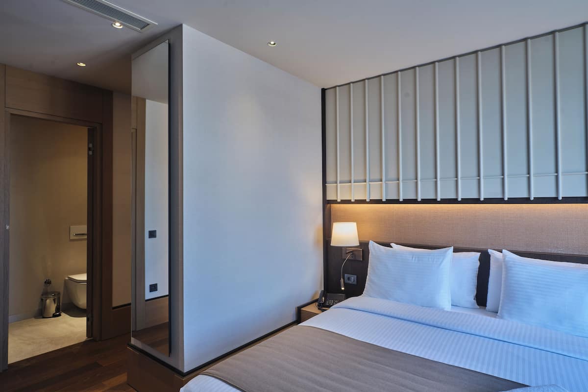 Quarto Duplo Económico | Cofre com capacidade para portátil, secretária