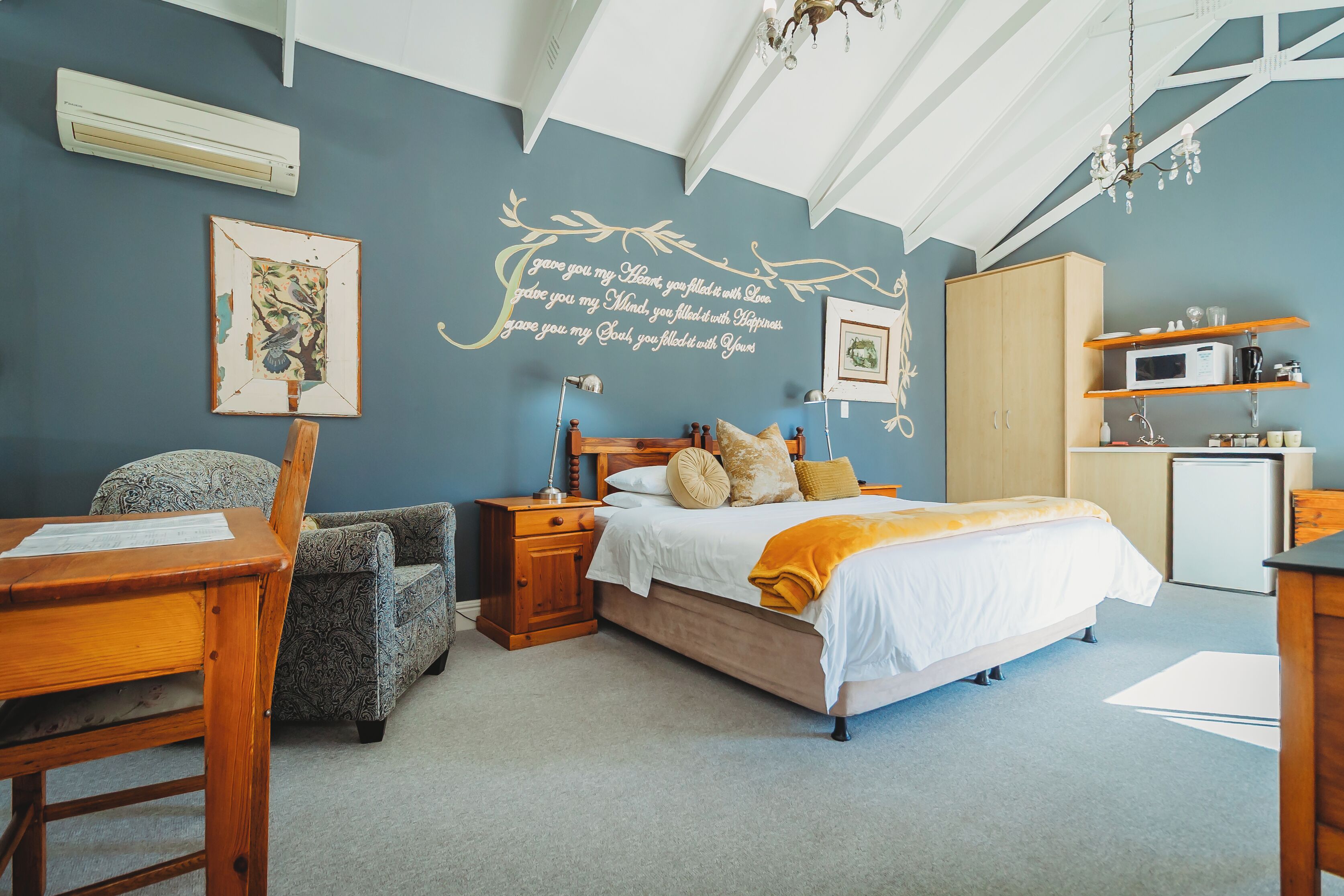 Quarto casal luxo | Cofres nos quartos, ferros/tábuas de passar roupa, Wi-Fi de cortesia