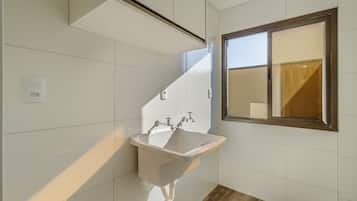 Apartamento Básico | Casa de banho | Uma banheira