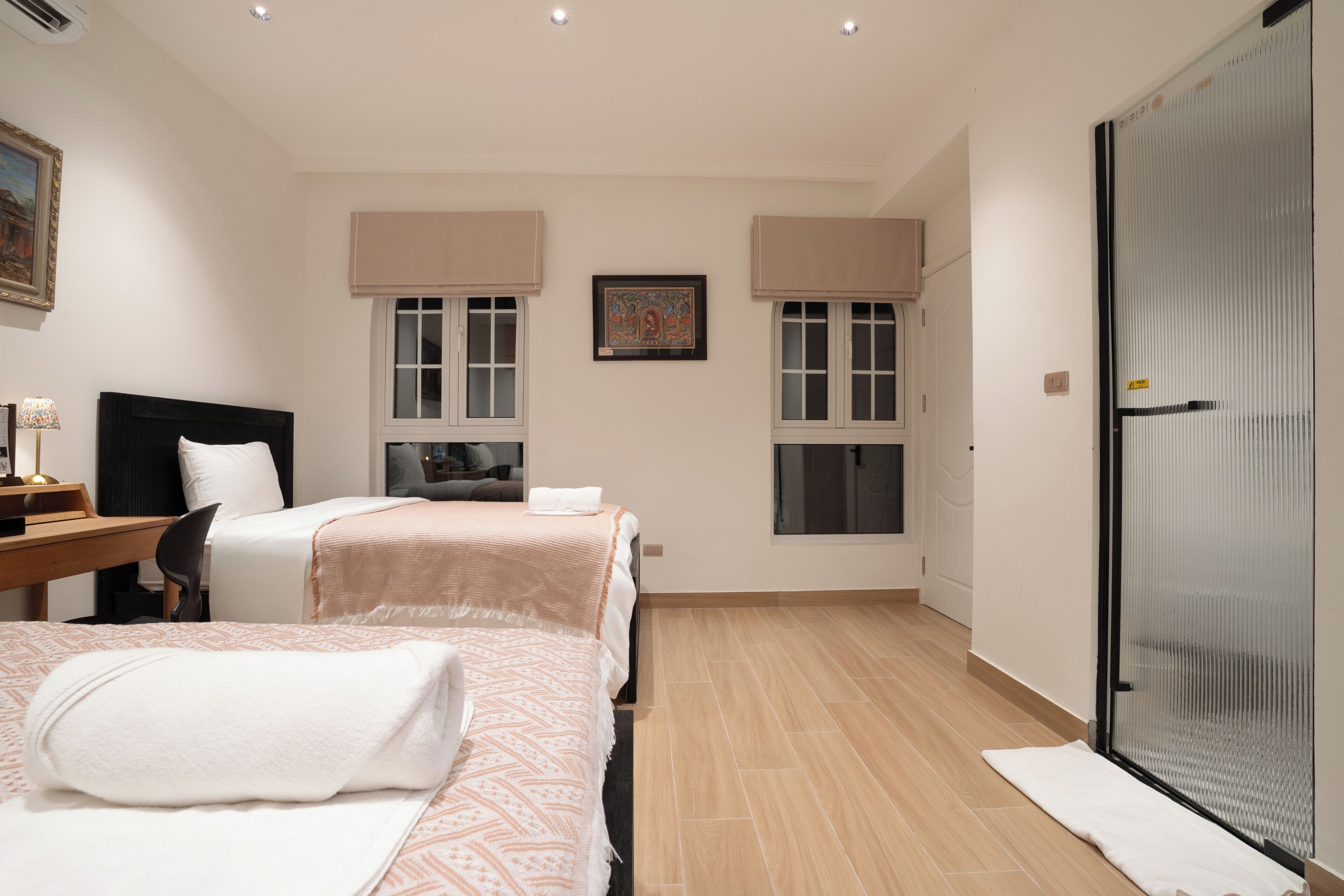 Quarto Twin, vista para a piscina | Secretária, secretária adequada para computadores portáteis 