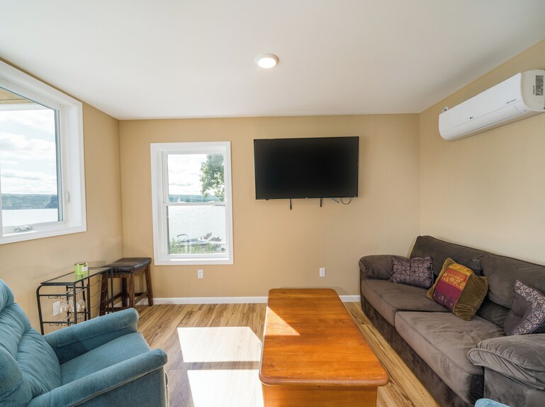 Amazing 180 Degree View From The Sunrise Suite On Conesus Lake! Come Enjoy! - ニューヨーク州