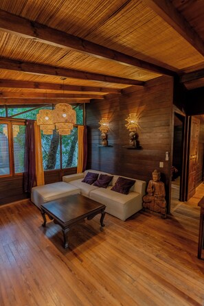 Cabana, 2 quartos, varanda, vista para o jardim (INDIA) | Área de estar | Smart TV 43 polegadas com canais via satélite, Netflix, livros