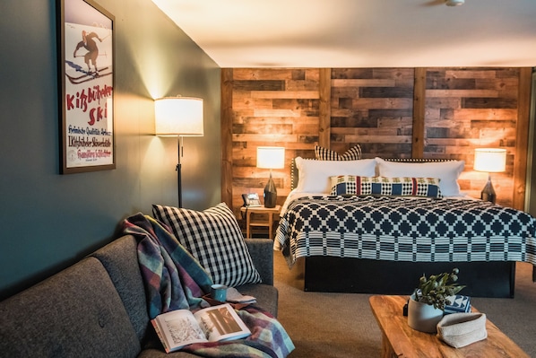 Quarto casal clássico, 1 cama King e sofá-cama, para não fumantes | Ferros/tábuas de passar roupa, Wi-Fi de cortesia, roupa de cama