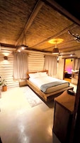 Quarto casal luxo, 1 cama Queen, banheira | Roupas de cama premium, individualmente decorados