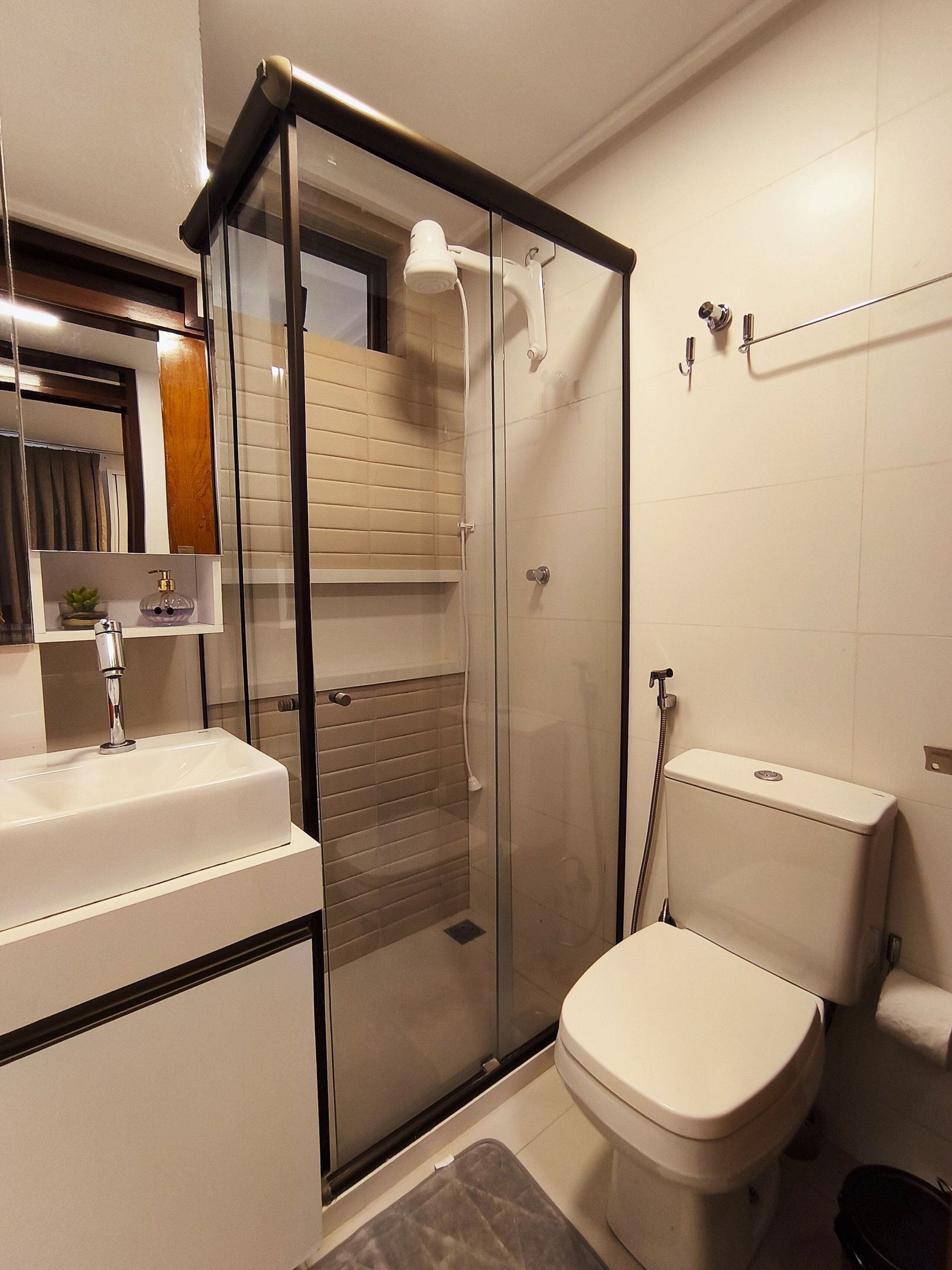Apartamento | Banheiro | Chuveiro, secador de cabelo, toalhas de banho, papel higiênico