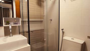 Apartamento | Banheiro | Chuveiro, secador de cabelo, toalhas de banho, papel higiênico