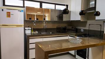 Apartamento | Cozinha privada | Um frigorífico, um micro-ondas, um forno, uma placa de cozinha