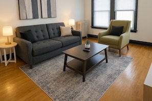 Apartamento Comfort, 1 cama king-size | Sala de estar | Televisor de 55 polegadas com canais digitais, serviços de streaming