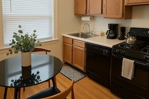 Apartamento Comfort, 1 cama king-size | Cozinha privada | Um frigorífico, um micro-ondas, um forno, uma placa de cozinha