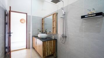 Villa Familiar, piscina privativa | Casa de banho | Um polibã, um secador de cabelo, um bidé, toalhas fornecidas