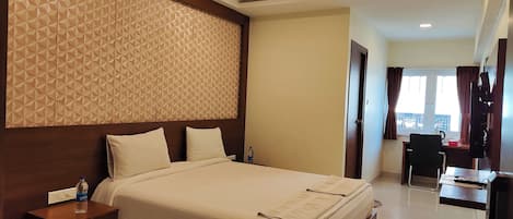 Quarto casal luxo, para não fumantes, ar-condicionado | Roupas de cama premium, espaço de trabalho para notebook