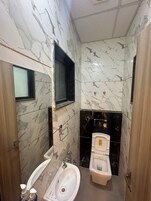 Quarto família | Banheiro | Produtos de toalete grátis, toalhas de banho, sabonete, shampoo