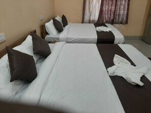 Quarto Duplo Familiar | Secretária 