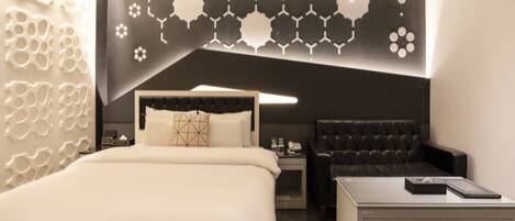 Quarto casal básico | Escrivaninha, espaço de trabalho para notebook, Wi-Fi de cortesia