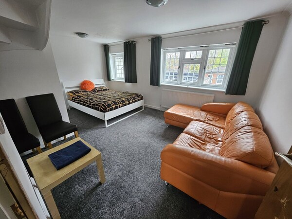 Standard Single Room - Shared - Windsor, UK