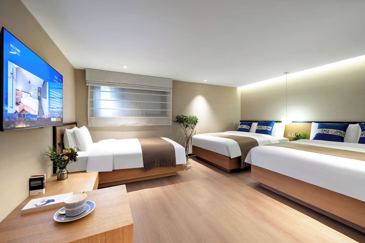 Quarto Quádruplo Comfort | Roupa de alta qualidade, edredões de penas, minibar grátis