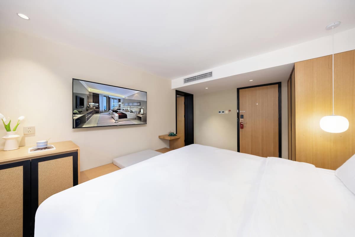 Quarto Quádruplo Empresarial | Roupa de alta qualidade, edredões de penas, minibar grátis