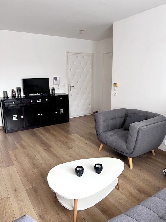 Luxury Apartment Facing The Parc Du Château In Saint-pierre-du-perray - Savigny-le-Temple