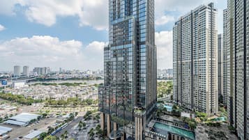 Apartamento Deluxe, 3 quartos, varanda, Vista para a cidade | Roupa hipoalergénica, minibar, secretária