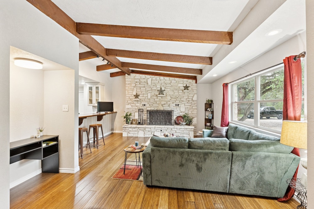 Hill Country Getaway Near San Marcos River 3 Bedroom Home - San Marcos, TX