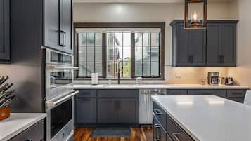 Casa, 4 quartos | Cozinha privada | Um frigorífico, um forno, uma cafeteira/bule, uma torradeira