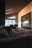 Suite Panorâmica, vista para a montanha | Secretária, secretária adequada para computadores portáteis 