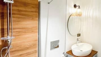 Quarto standard, vista para o jardim | Banheiro | Chuveiro, produtos de toalete grátis, secador de cabelo