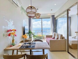 Apartamento, 2 quartos, vista para a cidade | Área de estar | TV de tela plana 55 polegadas com canais a cabo