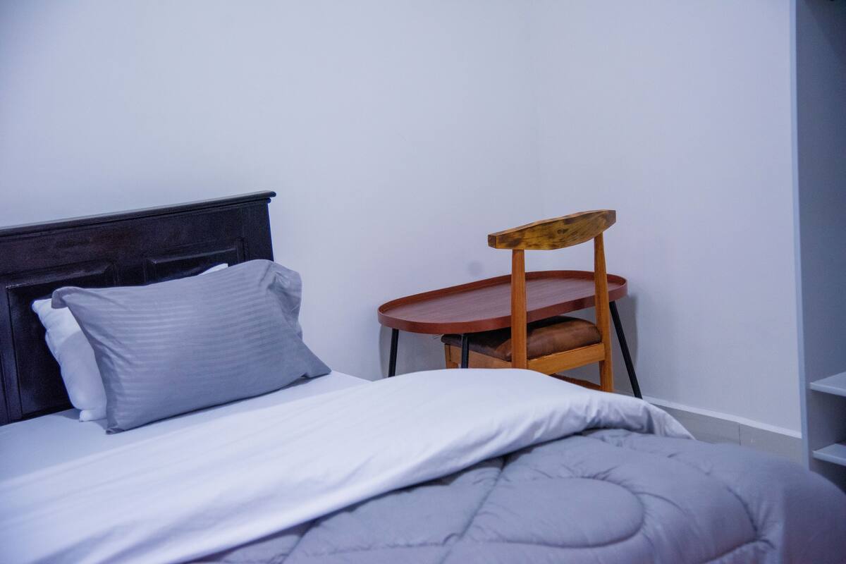 Quarto, vista para a montanha | Cofres nos quartos, escrivaninha, espaço de trabalho para notebook