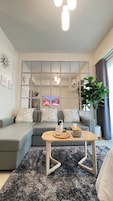Suite-Estúdio Comfort, varanda, Vista para a cidade | Sala de estar | Smart TV de 55 polegadas com canais por cabo, Netflix 