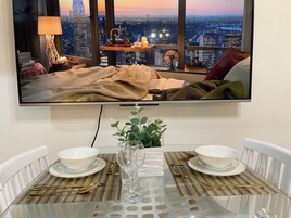 Apartamento em Condomínio Fechado, varanda, Vista para a cidade | Refeições no quarto