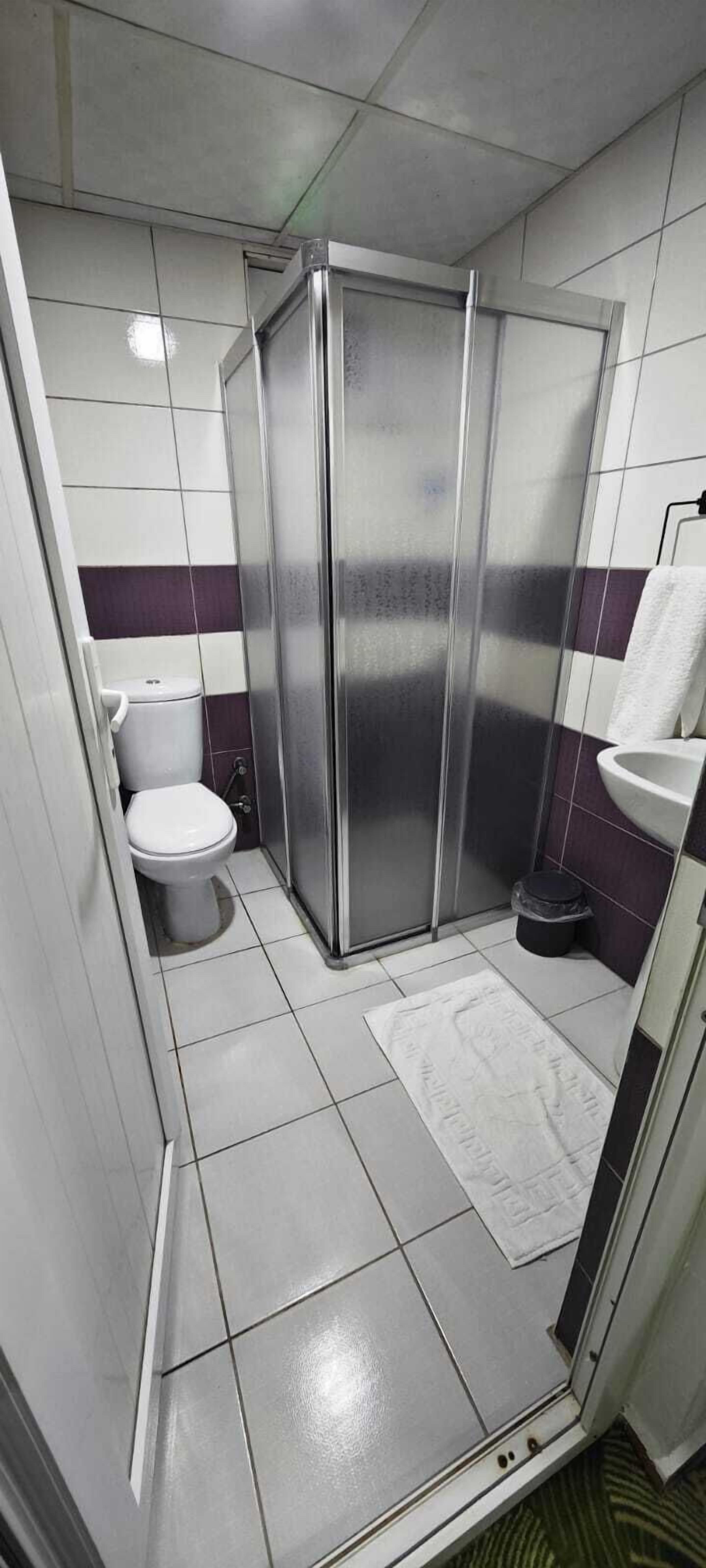 Chuveiro, secador de cabelo, toalhas de banho, sabonete