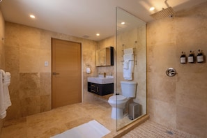 Quarto Familiar | Casa de banho | Um polibã, toalhas fornecidas, sabão, champô