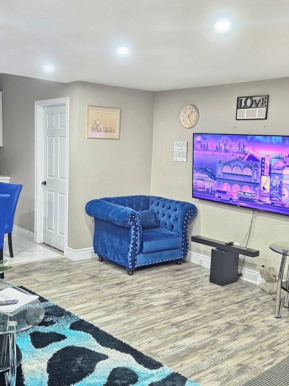 Luxury Basement, 3 Bedrooms 2 Bathrooms 4 Beds Sleep 8. Close To Falls - 威蘭