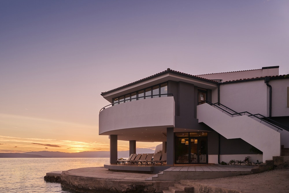 Pleasant Mobile Home In Njivice - Kroatien