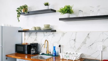 Um frigorífico, um micro-ondas, uma placa de cozinha