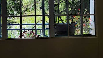 Apartamento standard, 5 quartos, vista para a montanha | Quartos à prova de som, ferros/tábuas de passar roupa, Wi-Fi de cortesia