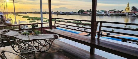 Casa de Campo Clássica, vista para o rio | Terraço/pátio interior
