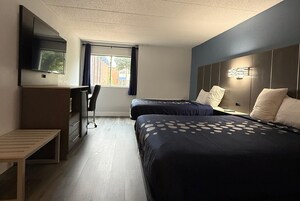 Quarto Standard, 2 camas queen-size, não fumadores | Secretária, secretária adequada para computadores portáteis 