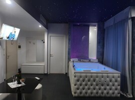 Suíte luxo, banheira de imersão (Paradiso) | Roupas de cama premium, edredons de pluma, cofres nos quartos