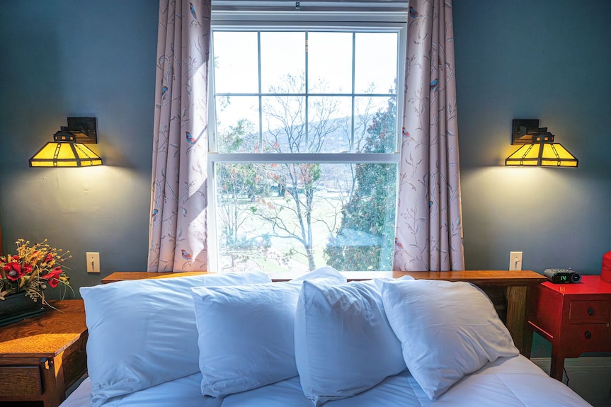 Unwind In A Charming Riverside Getaway Nestled Along The Delaware River W/ Pool - Stroudsburg, PA